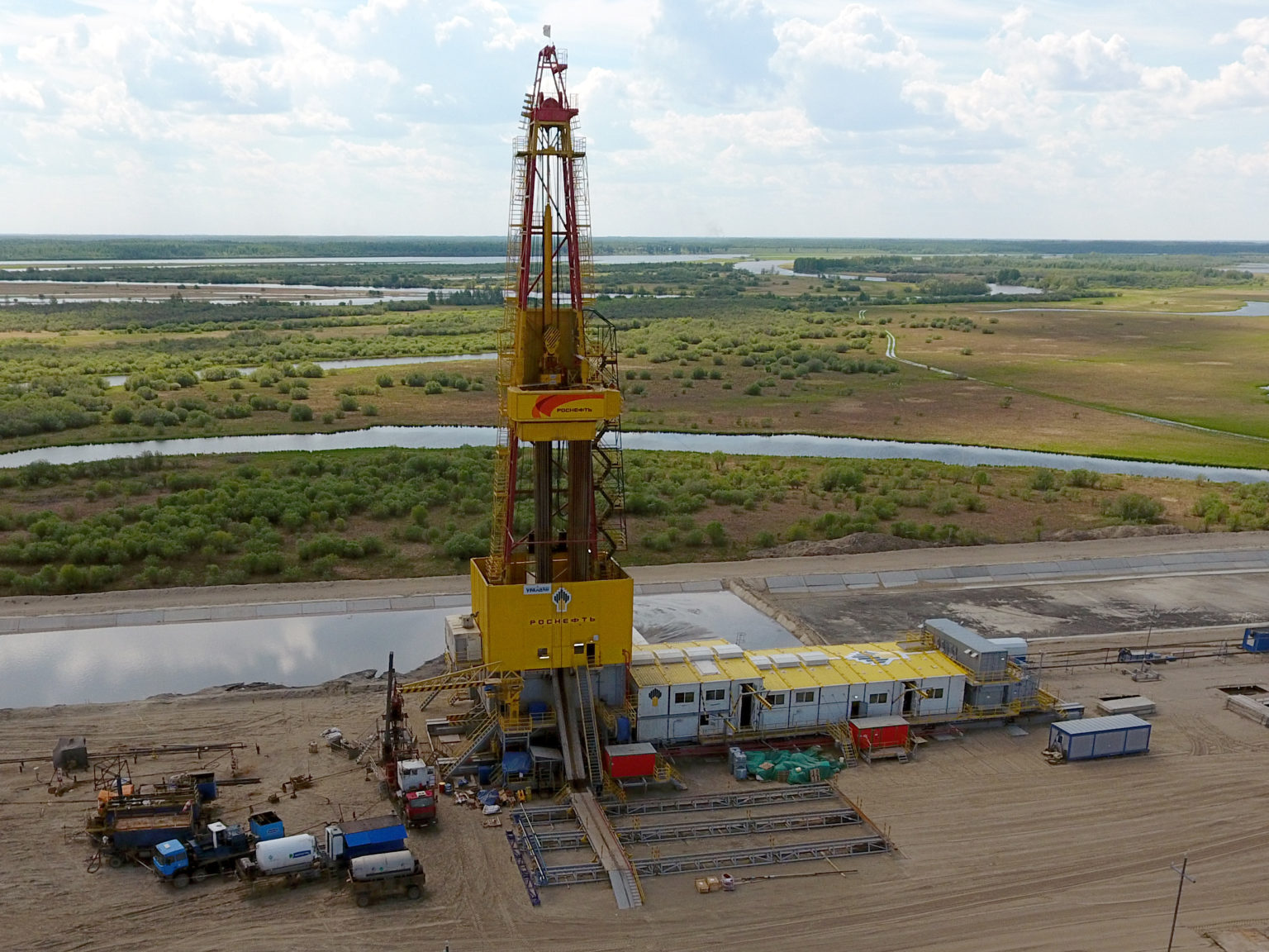 Cluster drilling rigs